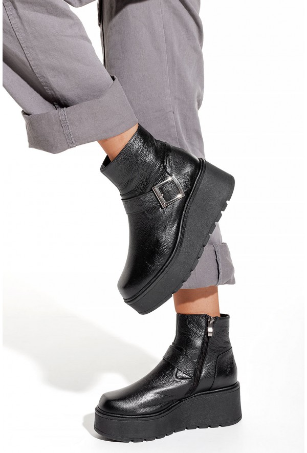 Skórzane botki na platformie Iwa w klasycznym, czarnym kolorze. |SAWAY